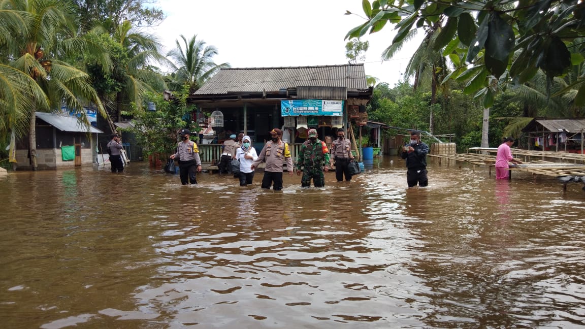 Peduli Terhadap Warga Yang Kena Bencana Alam, Polsek Singkep Barat ... Peduli Terhadap Warga Yang Kena Bencana Alam, Polsek Singkep Barat ...